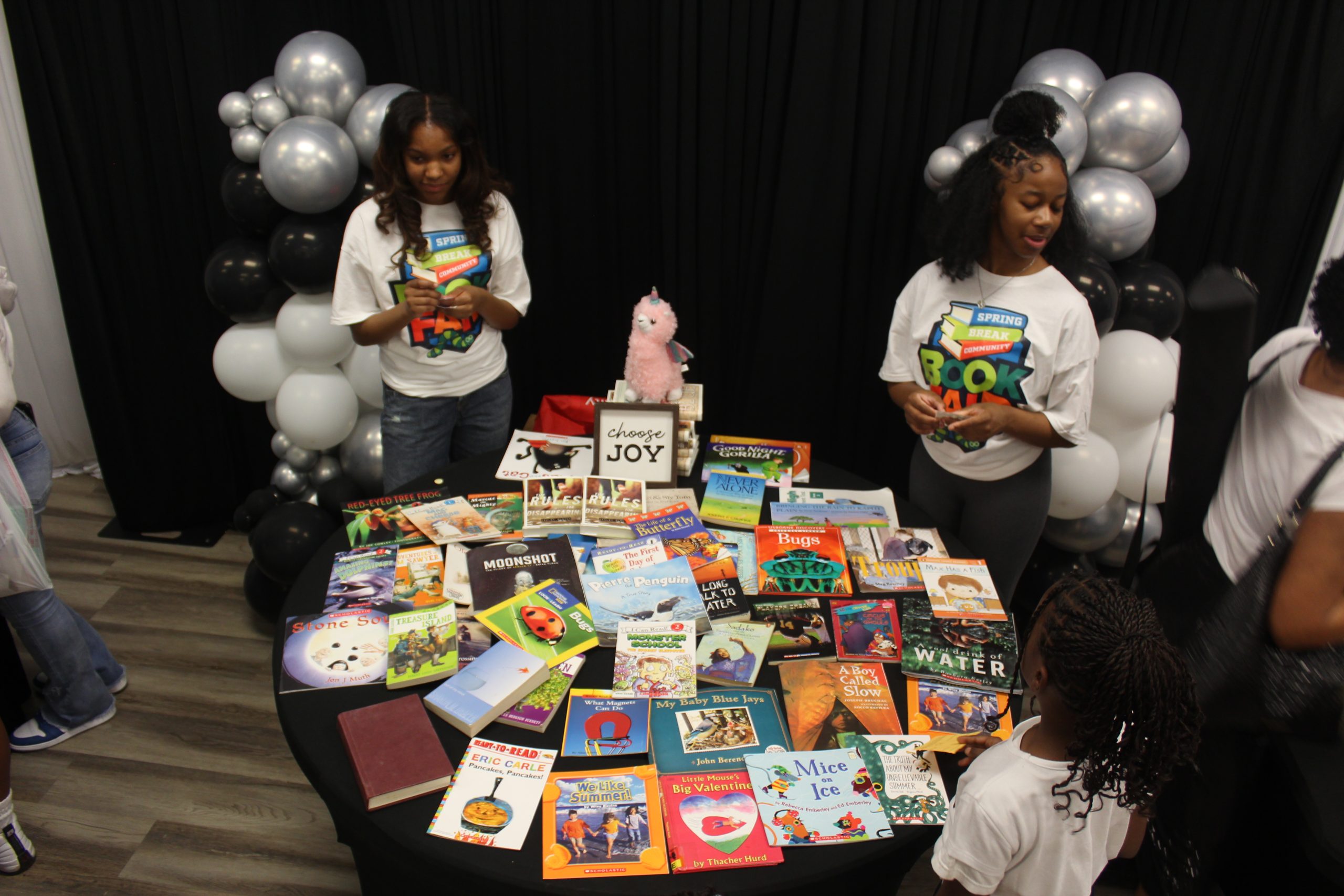 Spring break book fair inspires young readers with hundreds of free ...